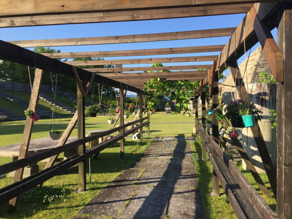 (6月17日) 花とピラミッド | ストーンミュージアム博石館。宝石探し、ピラミッド迷路、岐阜県中津川市の観光スポットなら石のテーマパーク博石館。